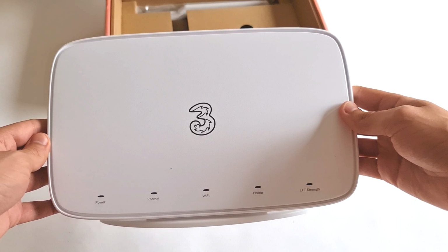 Three 4G Plus Hub Review | Is The 3 4G+ Router Any Good?